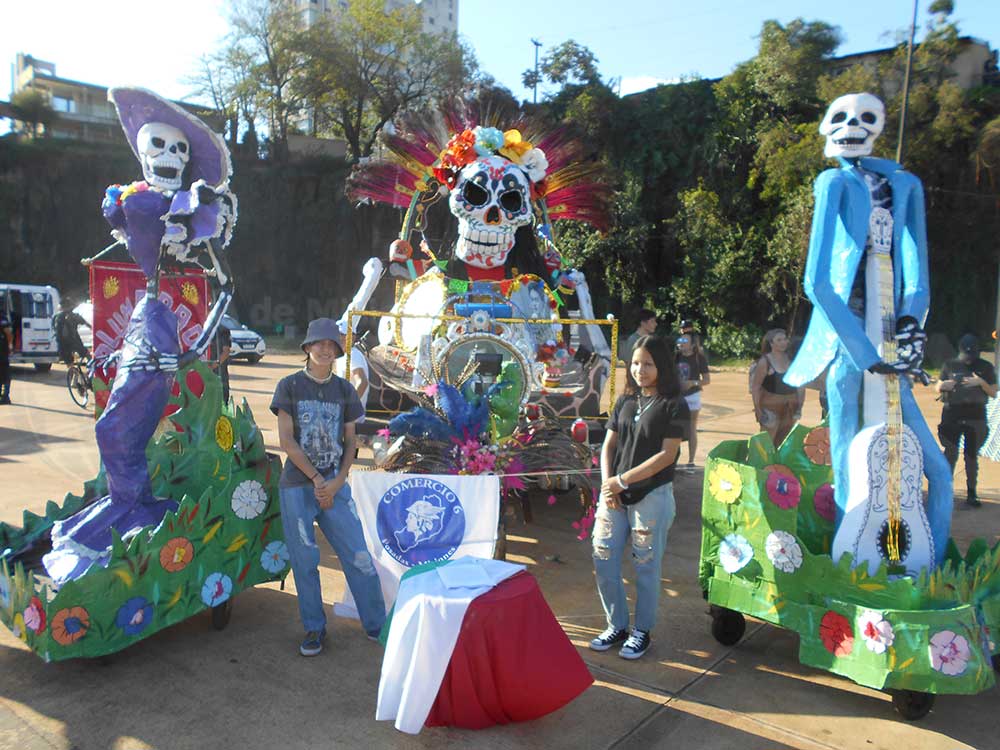 Los estudiantes plasmaron su talento en la Expo Carrozas - Primera Edición
