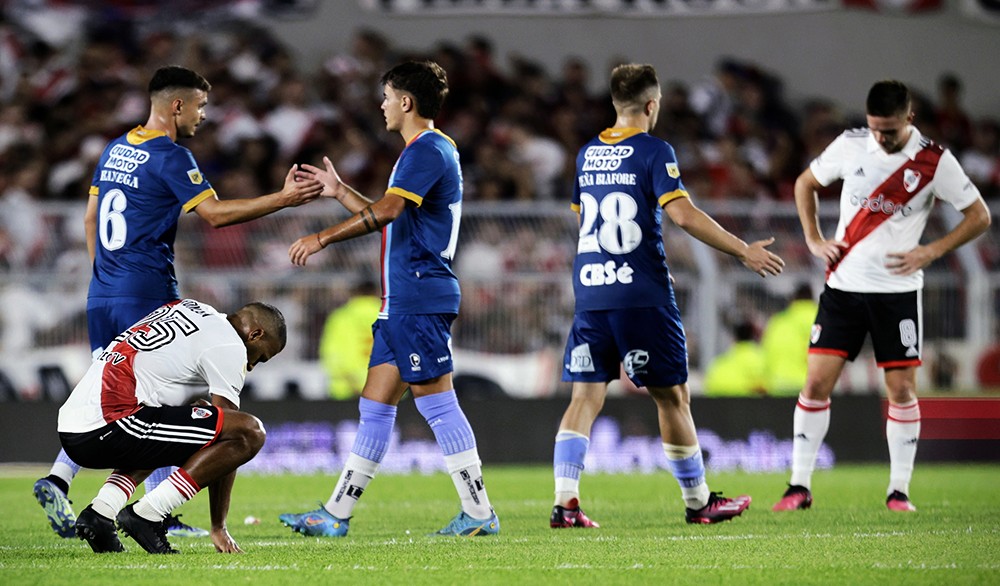 Arsenal sorprendió y le ganó a River en el Monumental - Primera Edición