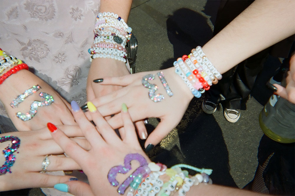 ¿Cuál es la historia de las "friendship bracelets" y qué significan en "The Eras Tour ...