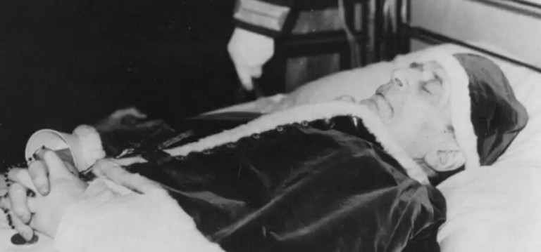 La historia de Pío XII, el papa que explotó en su propio funeral ...